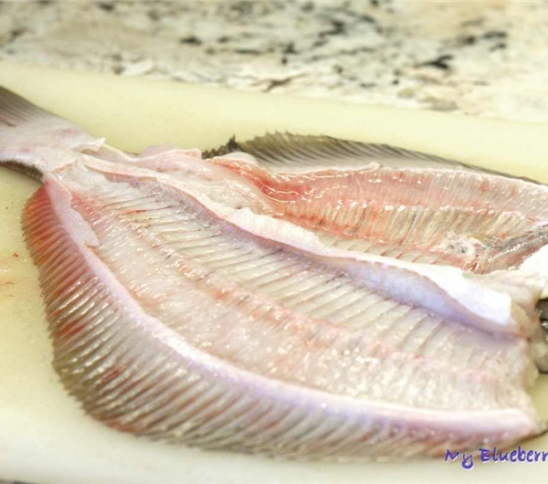 Pomidory sparzyć, obrać ze skóry i drobno pokroić.